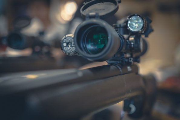 What is MIL dot in rifle scope? - Hold Right Edge